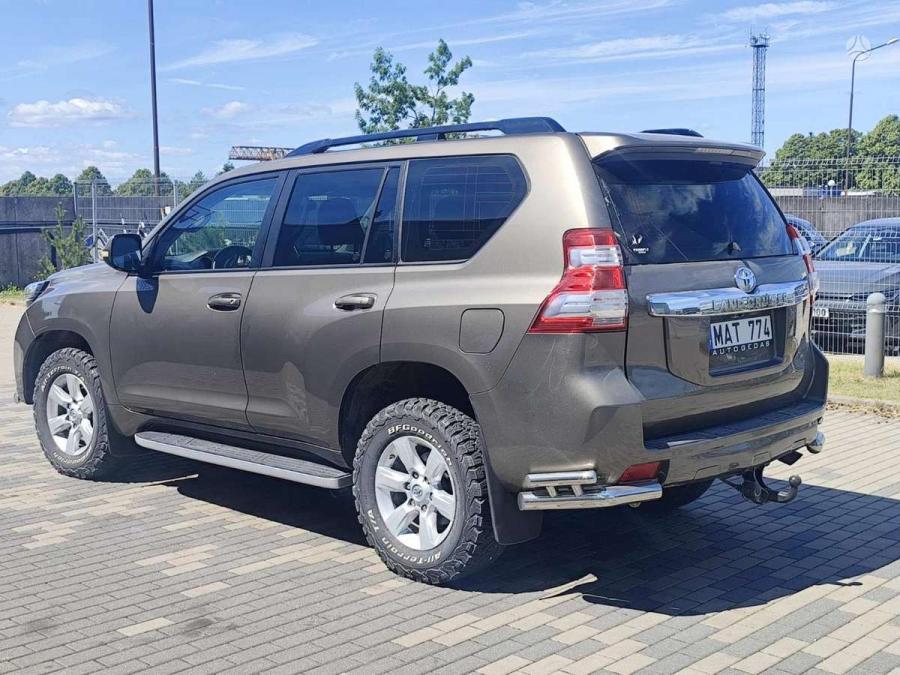 Brown Toyota Land Cruiser 2015 in Siauliai, with an engine capacity of 3.00 L and mileage of 255 thousand km for 23500 €, photo 6 on AUTOMOTO.COM.LV