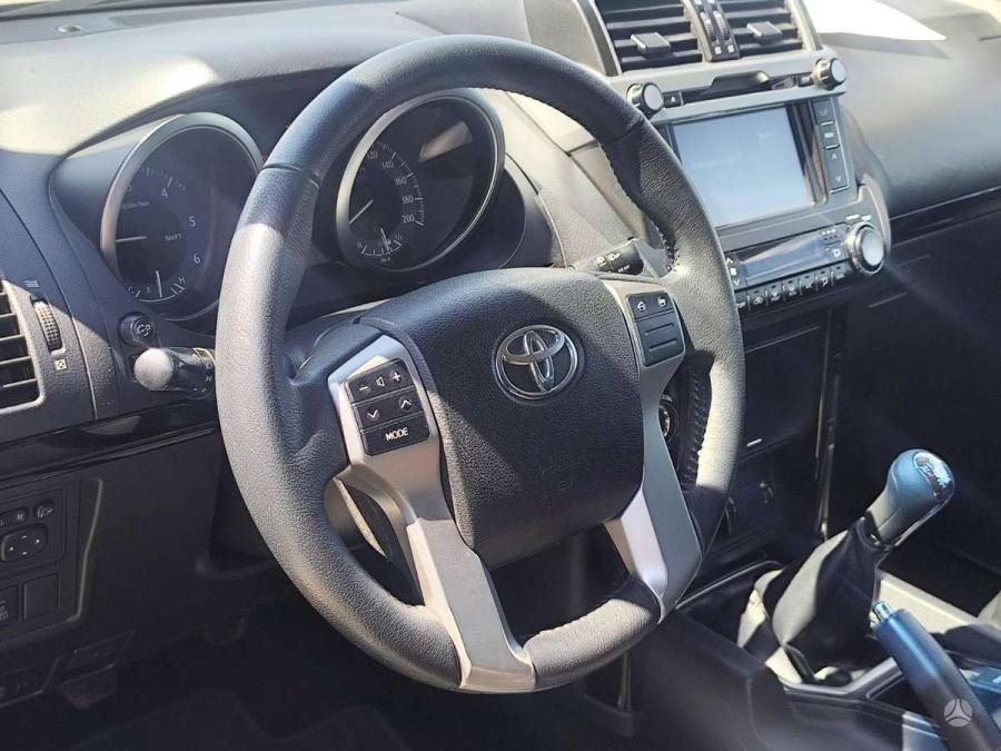 Brown Toyota Land Cruiser 2015 in Siauliai, with an engine capacity of 3.00 L and mileage of 255 thousand km for 23500 €, photo 10 on AUTOMOTO.COM.LV
