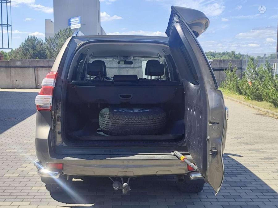 Brown Toyota Land Cruiser 2015 in Siauliai, with an engine capacity of 3.00 L and mileage of 255 thousand km for 23500 €, photo 16 on AUTOMOTO.COM.LV