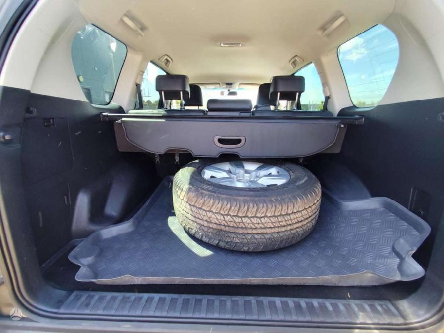 Brown Toyota Land Cruiser 2015 in Siauliai, with an engine capacity of 3.00 L and mileage of 255 thousand km for 23500 €, photo 17 on AUTOMOTO.COM.LV