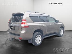 Brūns Toyota Land Cruiser 2015 Rīga, ar dzinēja tilpumu 2.80 L un nobraukumu 199 tūkst. km par 32500 €, foto 3 vietnē AUTOMOTO.COM.LV