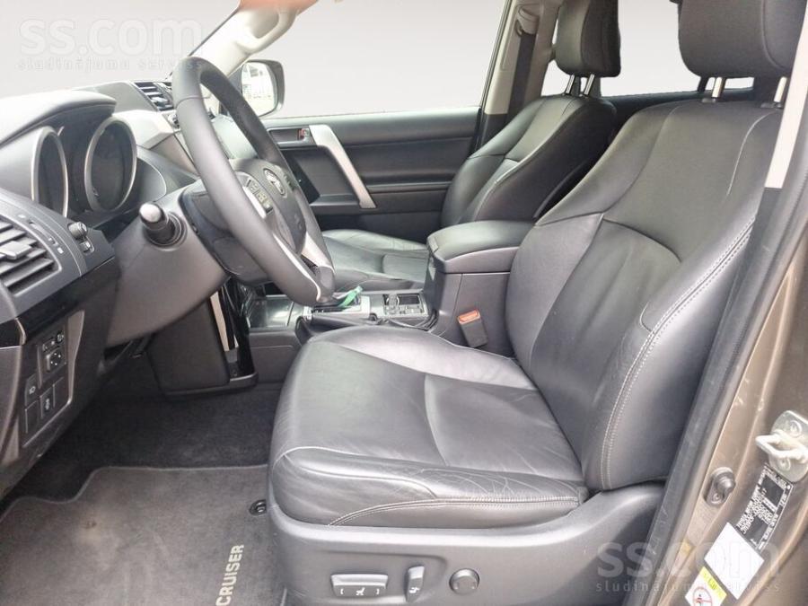 Brūns Toyota Land Cruiser 2015 Rīga, ar dzinēja tilpumu 2.80 L un nobraukumu 199 tūkst. km par 32500 €, foto 11 vietnē AUTOMOTO.COM.LV