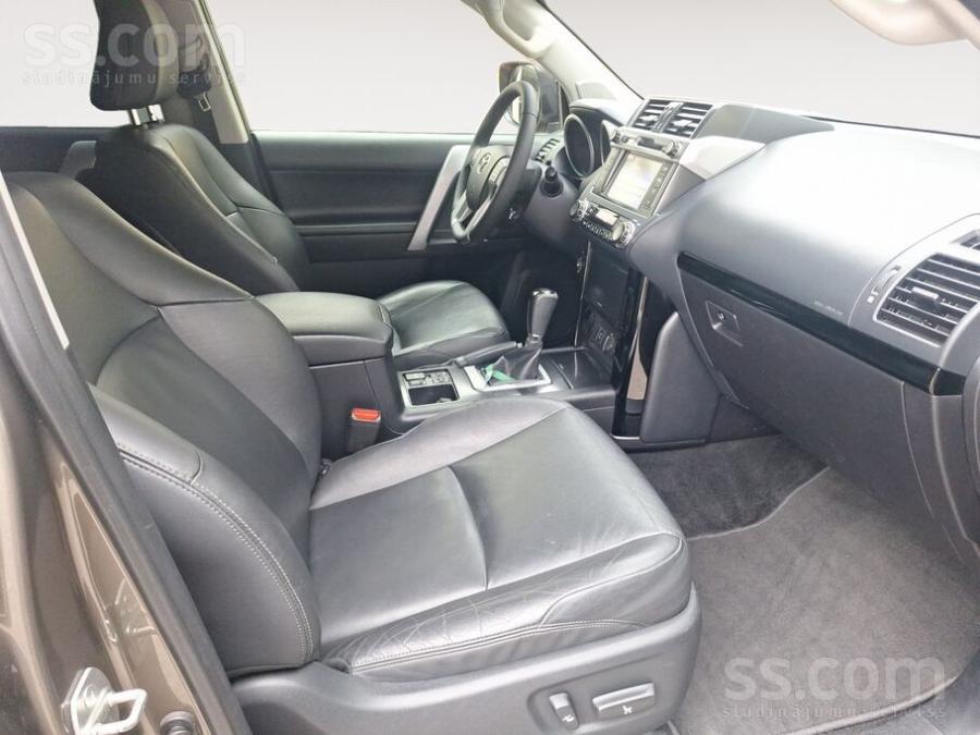 Brūns Toyota Land Cruiser 2015 Rīga, ar dzinēja tilpumu 2.80 L un nobraukumu 199 tūkst. km par 32500 €, foto 13 vietnē AUTOMOTO.COM.LV