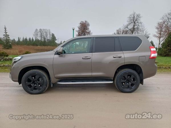 Brown Toyota Land Cruiser 2016 in Tallinn, with an engine capacity of 2.80 L and mileage of 190 thousand km for 32900 €, photo 3 on AUTOMOTO.COM.LV