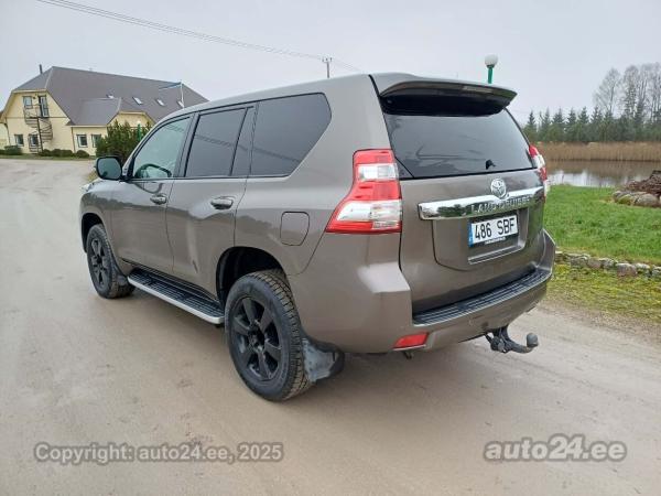 Brown Toyota Land Cruiser 2016 in Tallinn, with an engine capacity of 2.80 L and mileage of 190 thousand km for 32900 €, photo 4 on AUTOMOTO.COM.LV