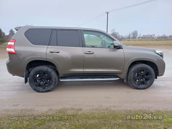 Brown Toyota Land Cruiser 2016 in Tallinn, with an engine capacity of 2.80 L and mileage of 190 thousand km for 32900 €, photo 5 on AUTOMOTO.COM.LV