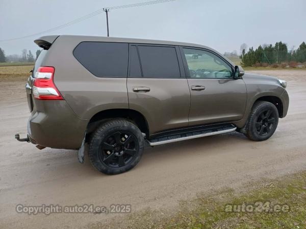 Brown Toyota Land Cruiser 2016 in Tallinn, with an engine capacity of 2.80 L and mileage of 190 thousand km for 32900 €, photo 6 on AUTOMOTO.COM.LV