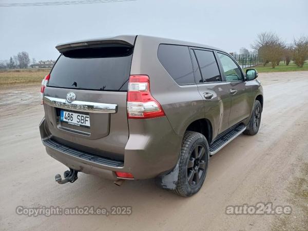 Brown Toyota Land Cruiser 2016 in Tallinn, with an engine capacity of 2.80 L and mileage of 190 thousand km for 32900 €, photo 7 on AUTOMOTO.COM.LV