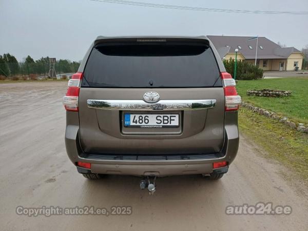 Brown Toyota Land Cruiser 2016 in Tallinn, with an engine capacity of 2.80 L and mileage of 190 thousand km for 32900 €, photo 8 on AUTOMOTO.COM.LV