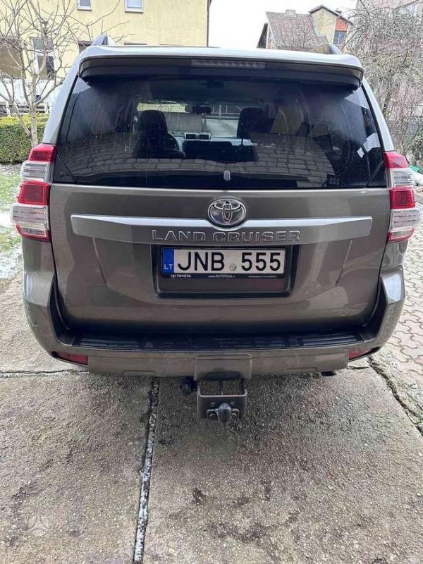 Brown Toyota Land Cruiser 2016 in Kaunas, with an engine capacity of 2.76 L and mileage of 350 thousand km for 24500 €, photo 3 on AUTOMOTO.COM.LV