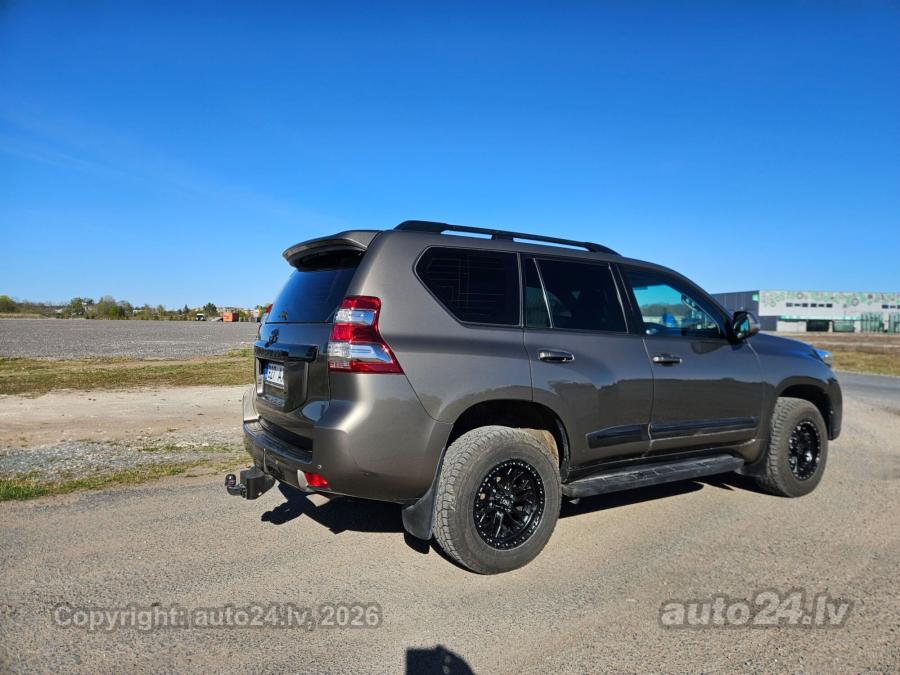 Brown Toyota Land Cruiser 2016 in Tallinn, with an engine capacity of 2.80 L and mileage of 411 thousand km for 27200 €, photo 7 on AUTOMOTO.COM.LV