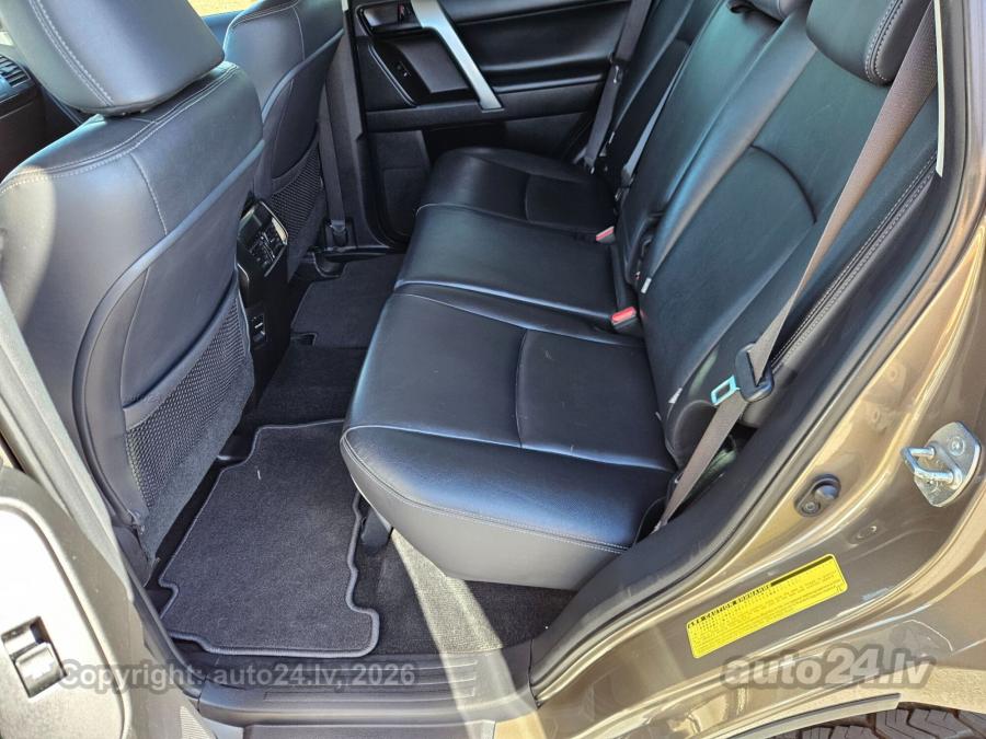 Brown Toyota Land Cruiser 2016 in Tallinn, with an engine capacity of 2.80 L and mileage of 411 thousand km for 27200 €, photo 9 on AUTOMOTO.COM.LV