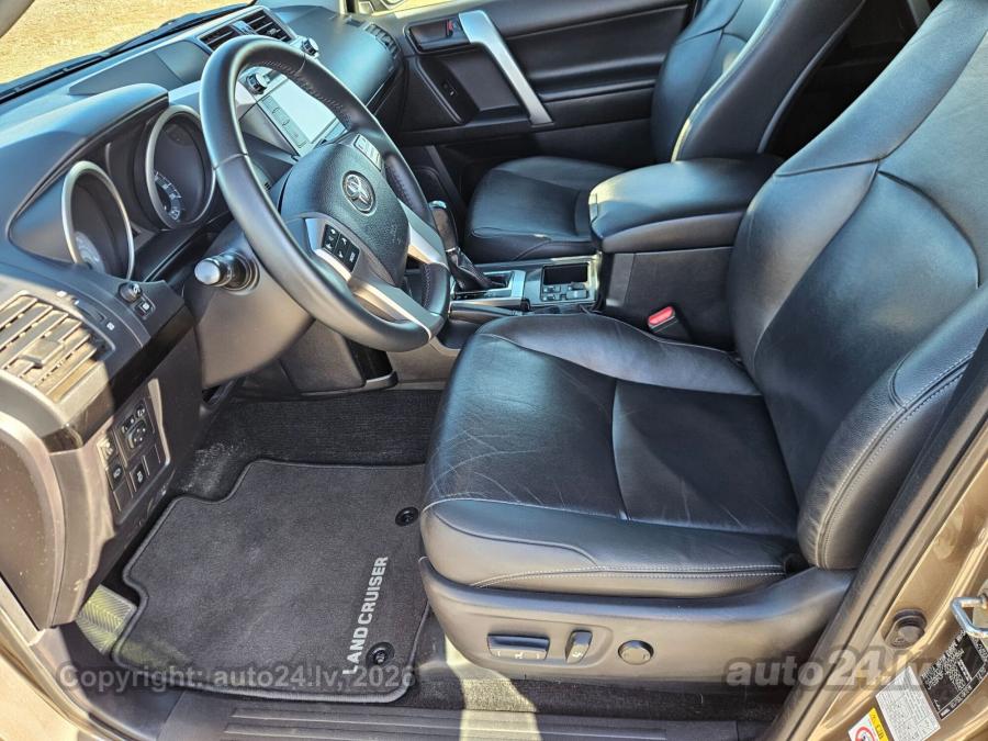 Brown Toyota Land Cruiser 2016 in Tallinn, with an engine capacity of 2.80 L and mileage of 411 thousand km for 27200 €, photo 10 on AUTOMOTO.COM.LV