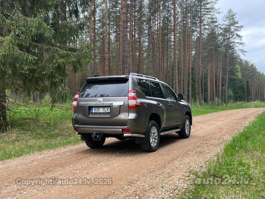 Brown Toyota Land Cruiser 2016 in Polva, with an engine capacity of 2.80 L and mileage of 84 thousand km for 39900 €, photo 7 on AUTOMOTO.COM.LV