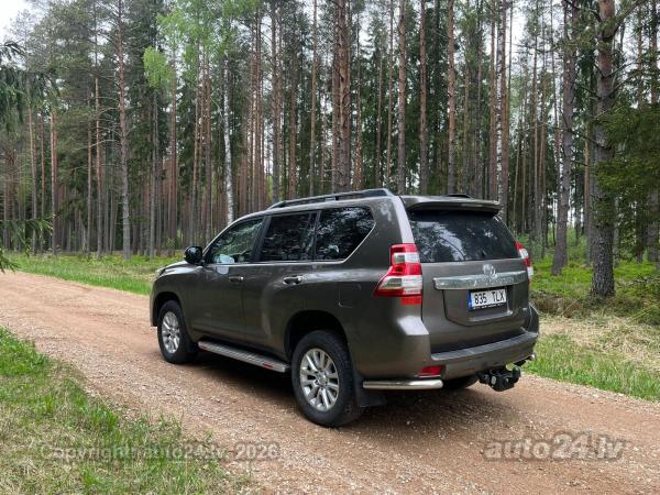 Brown Toyota Land Cruiser 2016 in Polva, with an engine capacity of 2.80 L and mileage of 84 thousand km for 39900 €, photo 7 on AUTOMOTO.COM.LV