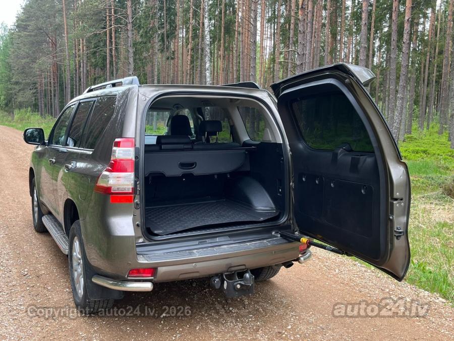 Brown Toyota Land Cruiser 2016 in Polva, with an engine capacity of 2.80 L and mileage of 84 thousand km for 39900 €, photo 9 on AUTOMOTO.COM.LV