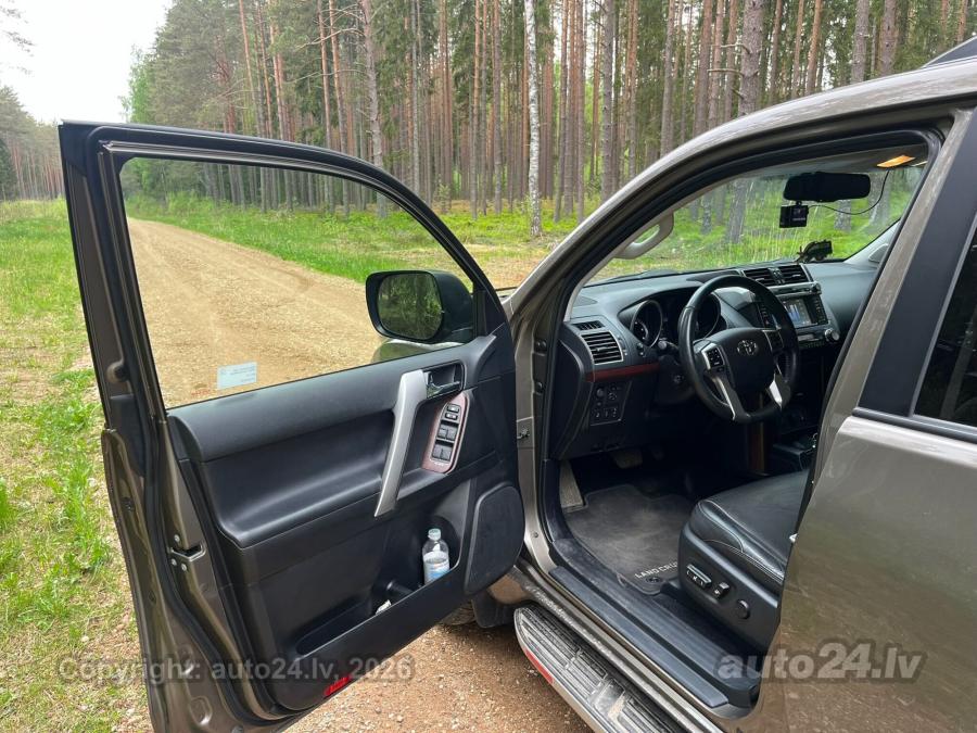 Brown Toyota Land Cruiser 2016 in Polva, with an engine capacity of 2.80 L and mileage of 84 thousand km for 39900 €, photo 11 on AUTOMOTO.COM.LV