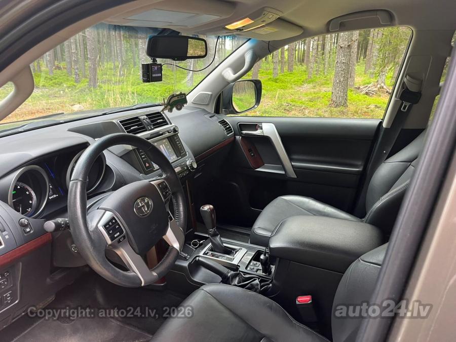 Brown Toyota Land Cruiser 2016 in Polva, with an engine capacity of 2.80 L and mileage of 84 thousand km for 39900 €, photo 12 on AUTOMOTO.COM.LV