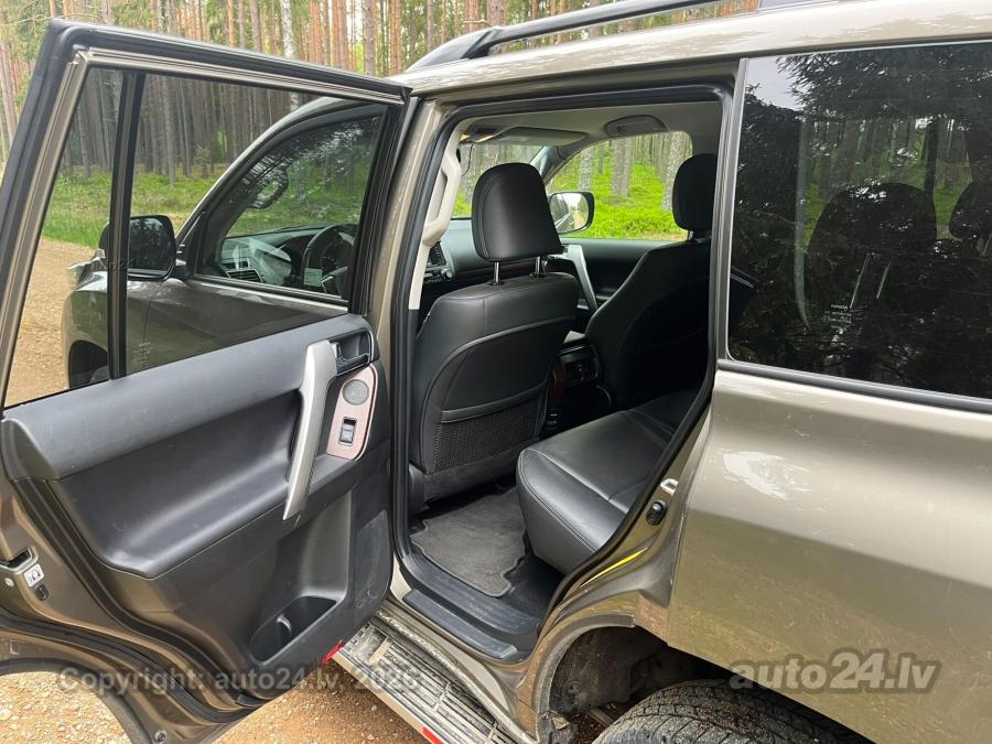 Brown Toyota Land Cruiser 2016 in Polva, with an engine capacity of 2.80 L and mileage of 84 thousand km for 39900 €, photo 13 on AUTOMOTO.COM.LV