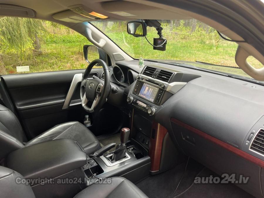 Brown Toyota Land Cruiser 2016 in Polva, with an engine capacity of 2.80 L and mileage of 84 thousand km for 39900 €, photo 17 on AUTOMOTO.COM.LV