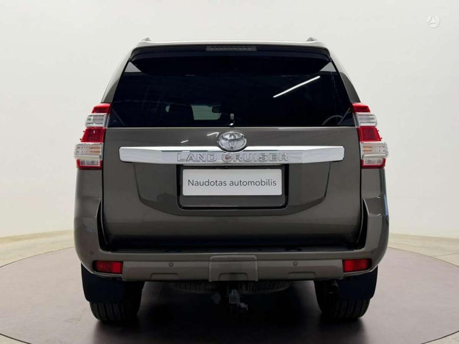Brūns Toyota Land Cruiser 2016 Panevēža, ar dzinēja tilpumu 2.76 L un nobraukumu 156 tūkst. km par 29900 €, foto 8 vietnē AUTOMOTO.COM.LV