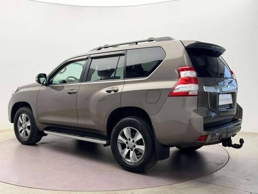 Brūns Toyota Land Cruiser 2016 Panevēža, ar dzinēja tilpumu 2.76 L un nobraukumu 156 tūkst. km par 29900 €, foto 9 vietnē AUTOMOTO.COM.LV