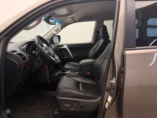 Brūns Toyota Land Cruiser 2016 Panevēža, ar dzinēja tilpumu 2.76 L un nobraukumu 156 tūkst. km par 29900 €, foto 9 vietnē AUTOMOTO.COM.LV