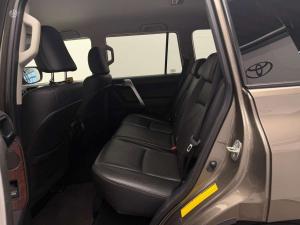 Brūns Toyota Land Cruiser 2016 Panevēža, ar dzinēja tilpumu 2.76 L un nobraukumu 156 tūkst. km par 29900 €, foto 14 vietnē AUTOMOTO.COM.LV