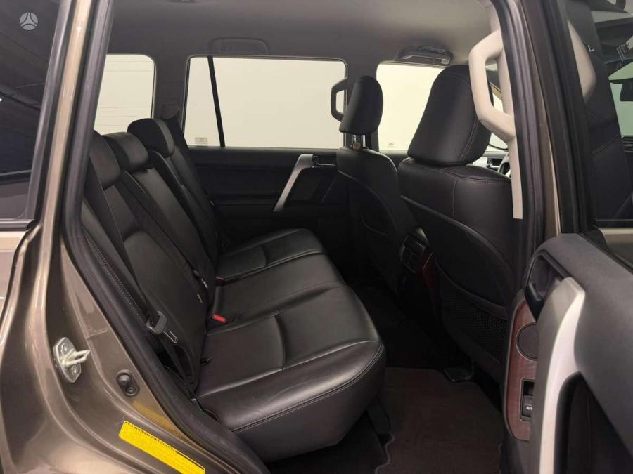 Brūns Toyota Land Cruiser 2016 Panevēža, ar dzinēja tilpumu 2.76 L un nobraukumu 156 tūkst. km par 29900 €, foto 16 vietnē AUTOMOTO.COM.LV