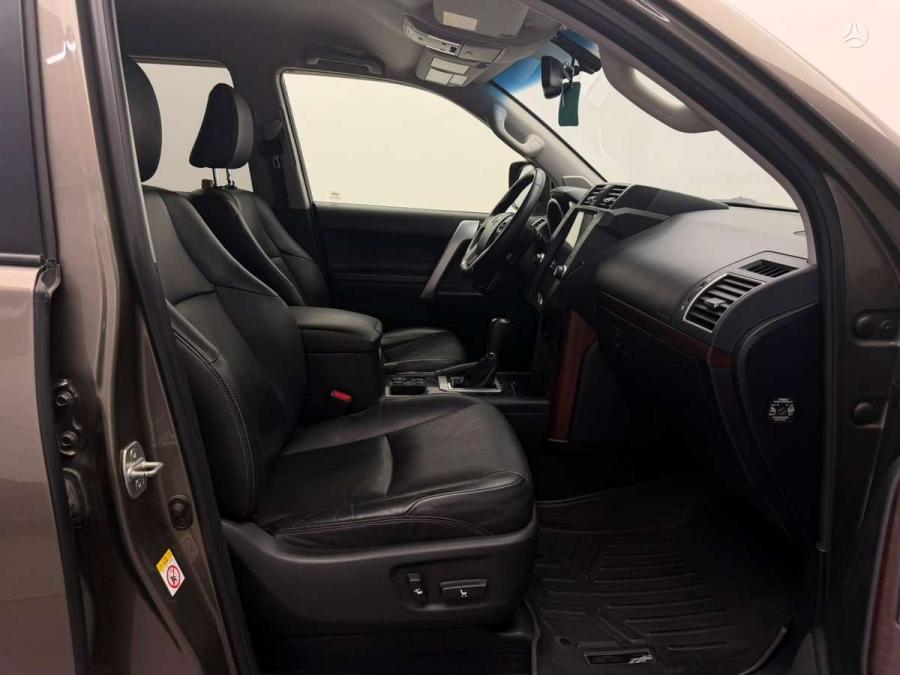 Brūns Toyota Land Cruiser 2016 Panevēža, ar dzinēja tilpumu 2.76 L un nobraukumu 156 tūkst. km par 29900 €, foto 17 vietnē AUTOMOTO.COM.LV