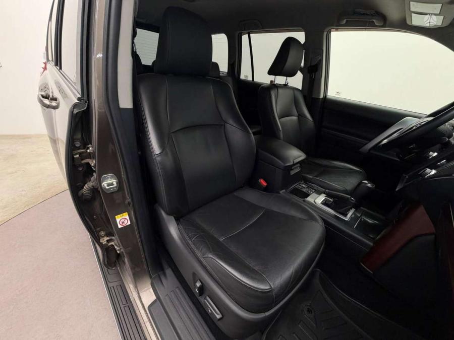 Brūns Toyota Land Cruiser 2016 Panevēža, ar dzinēja tilpumu 2.76 L un nobraukumu 156 tūkst. km par 29900 €, foto 18 vietnē AUTOMOTO.COM.LV