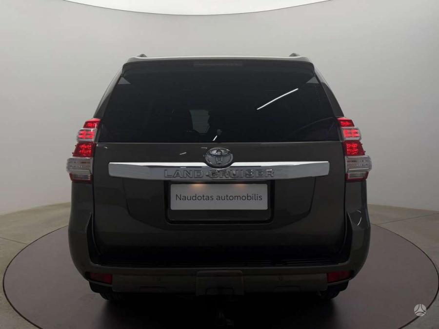 Brūns Toyota Land Cruiser 2016 Panevēža, ar dzinēja tilpumu 2.76 L un nobraukumu 156 tūkst. km par 29900 €, foto 39 vietnē AUTOMOTO.COM.LV