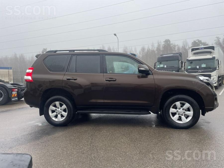 Brown Toyota Land Cruiser 2017 in Riga, with an engine capacity of 2.70 L and mileage of 201 thousand km for 30000 €, photo 3 on AUTOMOTO.COM.LV