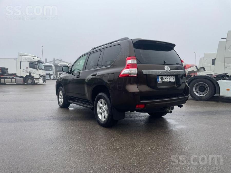 Brown Toyota Land Cruiser 2017 in Riga, with an engine capacity of 2.70 L and mileage of 201 thousand km for 30000 €, photo 6 on AUTOMOTO.COM.LV