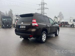 Brown Toyota Land Cruiser 2017 in Riga, with an engine capacity of 2.70 L and mileage of 201 thousand km for 30000 €, photo 7 on AUTOMOTO.COM.LV
