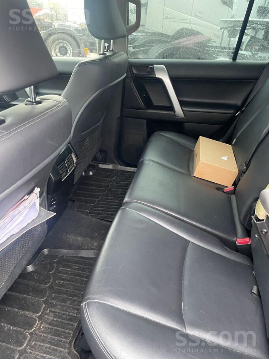 Brown Toyota Land Cruiser 2017 in Riga, with an engine capacity of 2.70 L and mileage of 201 thousand km for 30000 €, photo 10 on AUTOMOTO.COM.LV