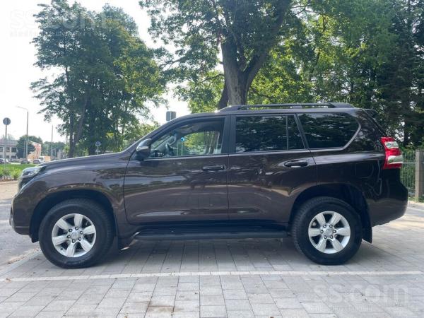 Brown Toyota Land Cruiser 2017 in Riga, with an engine capacity of 2.70 L and mileage of 204 thousand km for 30000 €, photo 4 on AUTOMOTO.COM.LV
