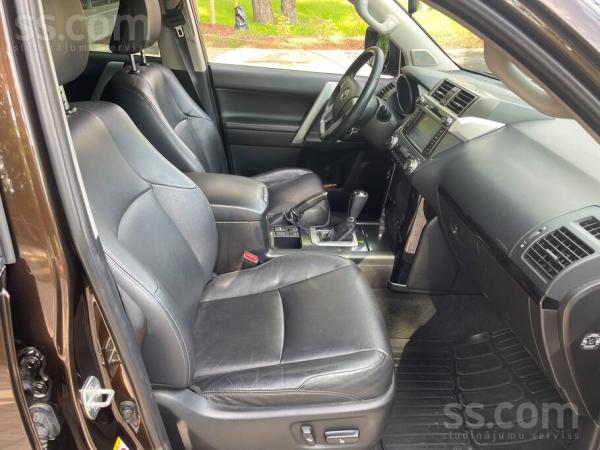 Brown Toyota Land Cruiser 2017 in Riga, with an engine capacity of 2.70 L and mileage of 204 thousand km for 30000 €, photo 7 on AUTOMOTO.COM.LV