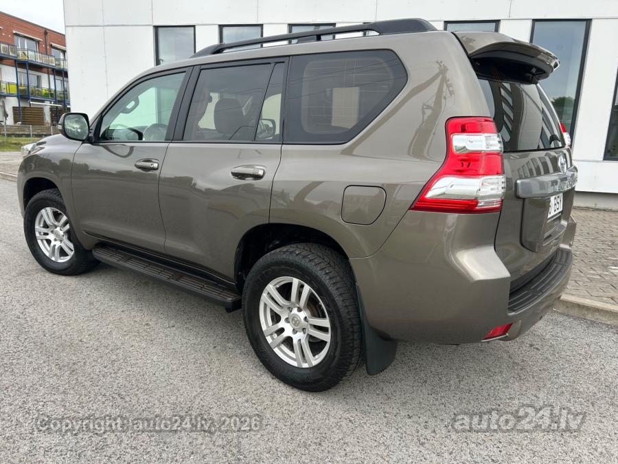 Brown Toyota Land Cruiser 2017 in Tallinn, with an engine capacity of 2.80 L and mileage of 132 thousand km for 35000 €, photo 3 on AUTOMOTO.COM.LV