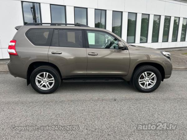 Brūns Toyota Land Cruiser 2017 Tallina, ar dzinēja tilpumu 2.80 L un nobraukumu 132 tūkst. km par 35000 €, foto 5 vietnē AUTOMOTO.COM.LV