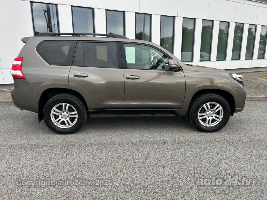 Brown Toyota Land Cruiser 2017 in Tallinn, with an engine capacity of 2.80 L and mileage of 132 thousand km for 35000 €, photo 6 on AUTOMOTO.COM.LV