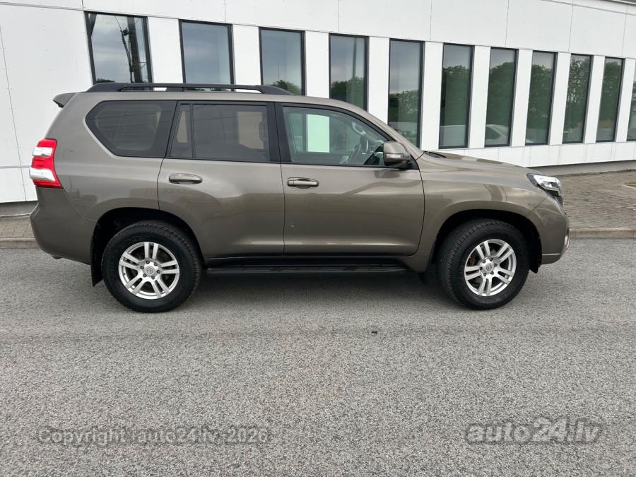 Brown Toyota Land Cruiser 2017 in Tallinn, with an engine capacity of 2.80 L and mileage of 132 thousand km for 35000 €, photo 8 on AUTOMOTO.COM.LV