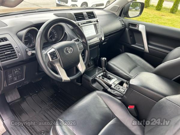 Brūns Toyota Land Cruiser 2017 Tallina, ar dzinēja tilpumu 2.80 L un nobraukumu 132 tūkst. km par 35000 €, foto 8 vietnē AUTOMOTO.COM.LV