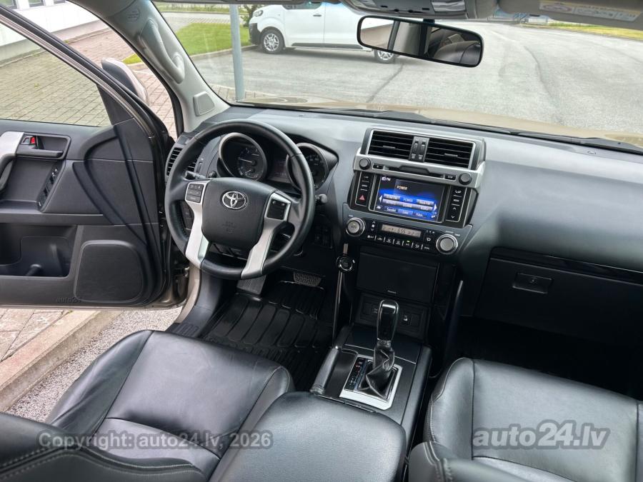 Brown Toyota Land Cruiser 2017 in Tallinn, with an engine capacity of 2.80 L and mileage of 132 thousand km for 35000 €, photo 10 on AUTOMOTO.COM.LV