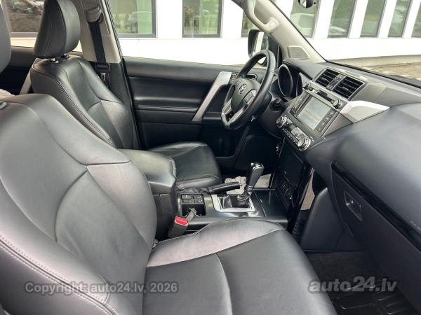 Brūns Toyota Land Cruiser 2017 Tallina, ar dzinēja tilpumu 2.80 L un nobraukumu 132 tūkst. km par 35000 €, foto 10 vietnē AUTOMOTO.COM.LV