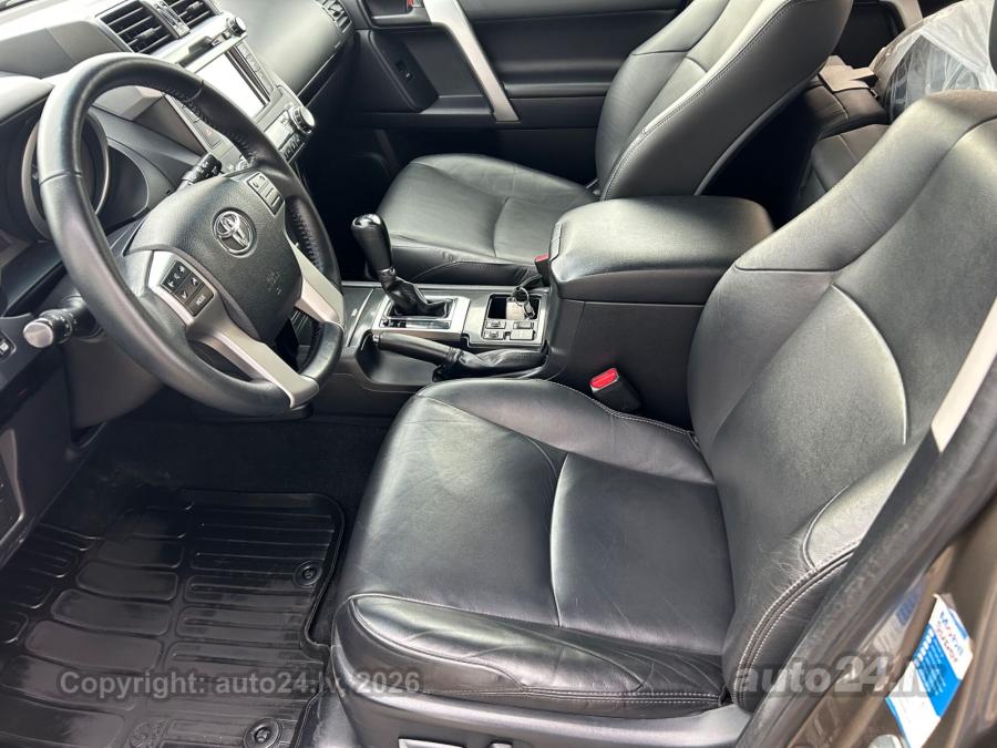 Brown Toyota Land Cruiser 2017 in Tallinn, with an engine capacity of 2.80 L and mileage of 132 thousand km for 35000 €, photo 13 on AUTOMOTO.COM.LV