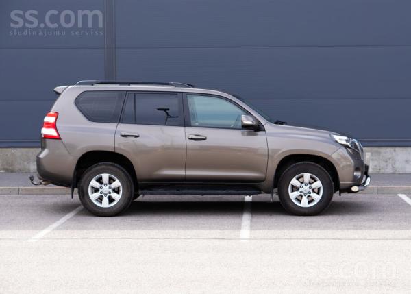 Brūns Toyota Land Cruiser 2017 Rīga, ar dzinēja tilpumu 2.80 L un nobraukumu 150 tūkst. km par 29990 €, foto 2 vietnē AUTOMOTO.COM.LV
