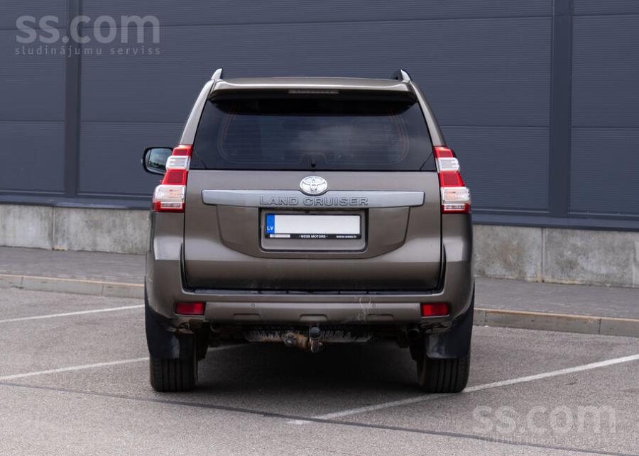 Brown Toyota Land Cruiser 2017 in Riga, with an engine capacity of 2.80 L and mileage of 150 thousand km for 29990 €, photo 4 on AUTOMOTO.COM.LV