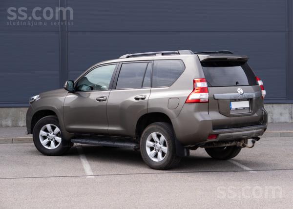 Brūns Toyota Land Cruiser 2017 Rīga, ar dzinēja tilpumu 2.80 L un nobraukumu 150 tūkst. km par 29990 €, foto 4 vietnē AUTOMOTO.COM.LV