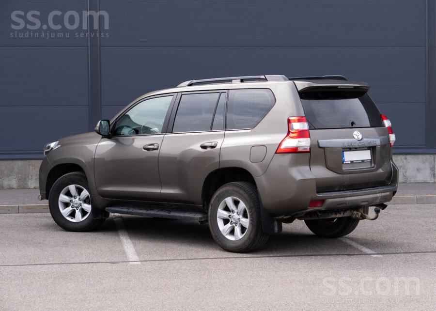 Brown Toyota Land Cruiser 2017 in Riga, with an engine capacity of 2.80 L and mileage of 150 thousand km for 29990 €, photo 5 on AUTOMOTO.COM.LV